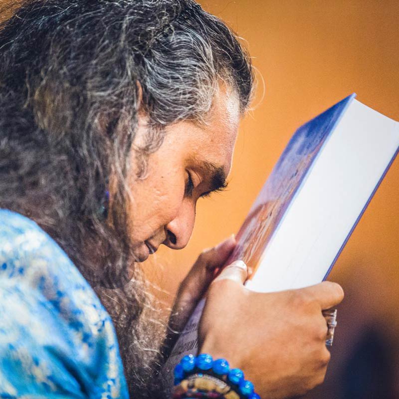 paramahamsa-vishwananda-holding-bhagavad-gita | Bhakti Marga Czech Republic