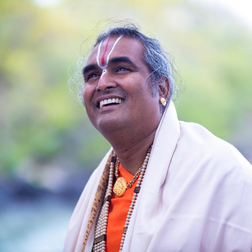 paramahamsa-vishwananda-looking-at-the-sky | Bhakti Marga Czech Republic