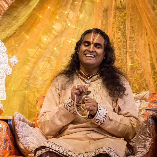 paramahamsa-vishwananda-singing | Bhakti Marga Czech Republic